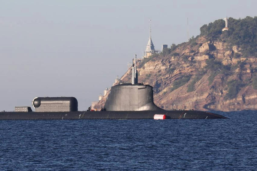 Le SNA Suffren avec son DDS sur le pont devant ...