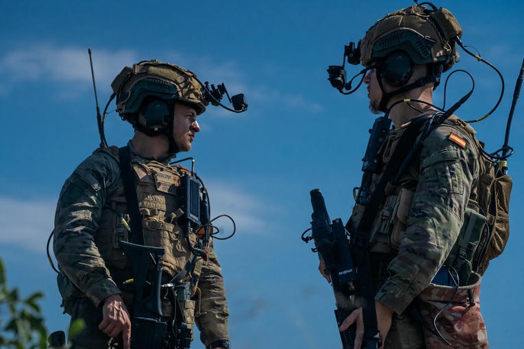 Spanish Army tests the Future Soldier System de...