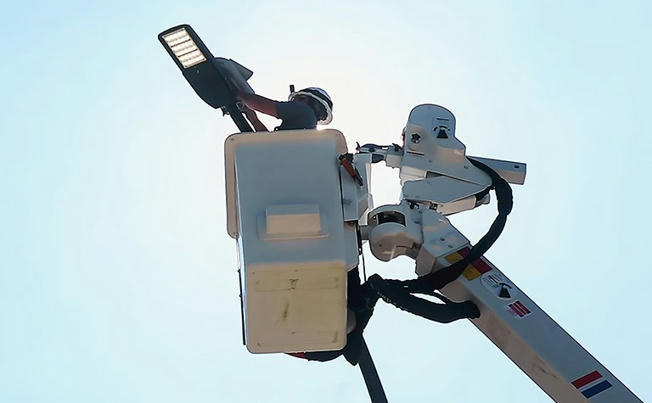 AT&T Installing 5G Small Cell Towers on Str...