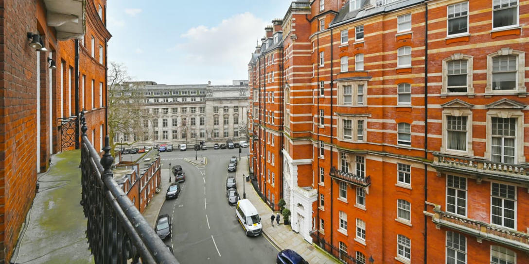 Apartment Overlooking London’s Royal Albe...