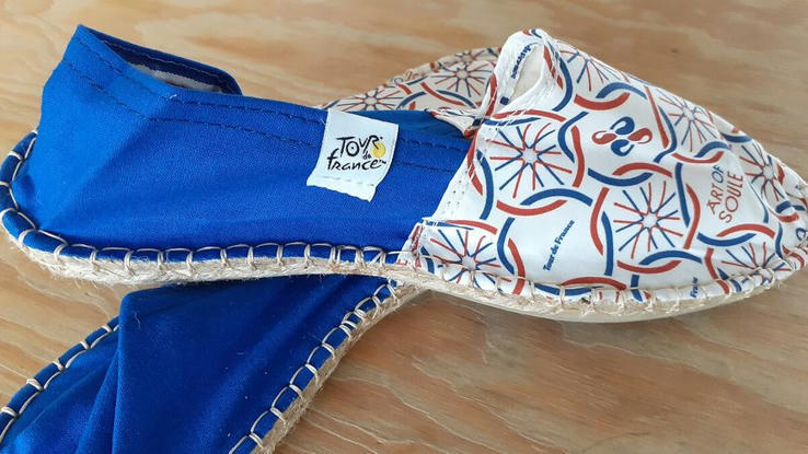 Une espadrille basque, produit officiel du Tour...