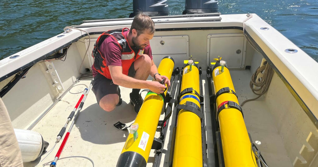 Researchers are creating underwater robots to s...
