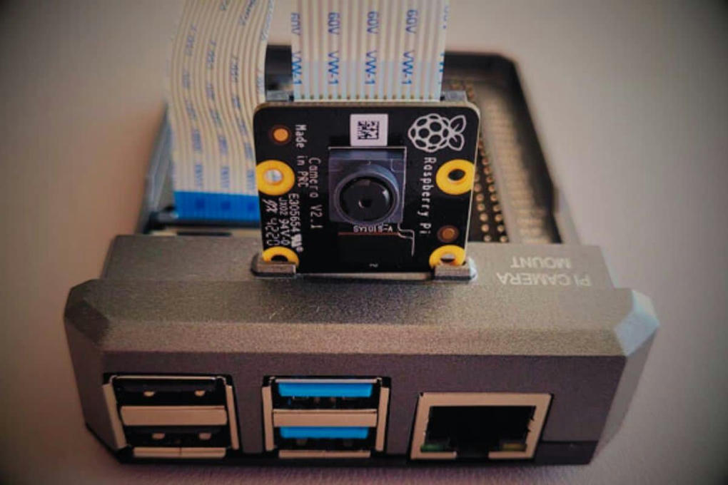 How To Live Stream The Raspberry Pi Camera (2 E...