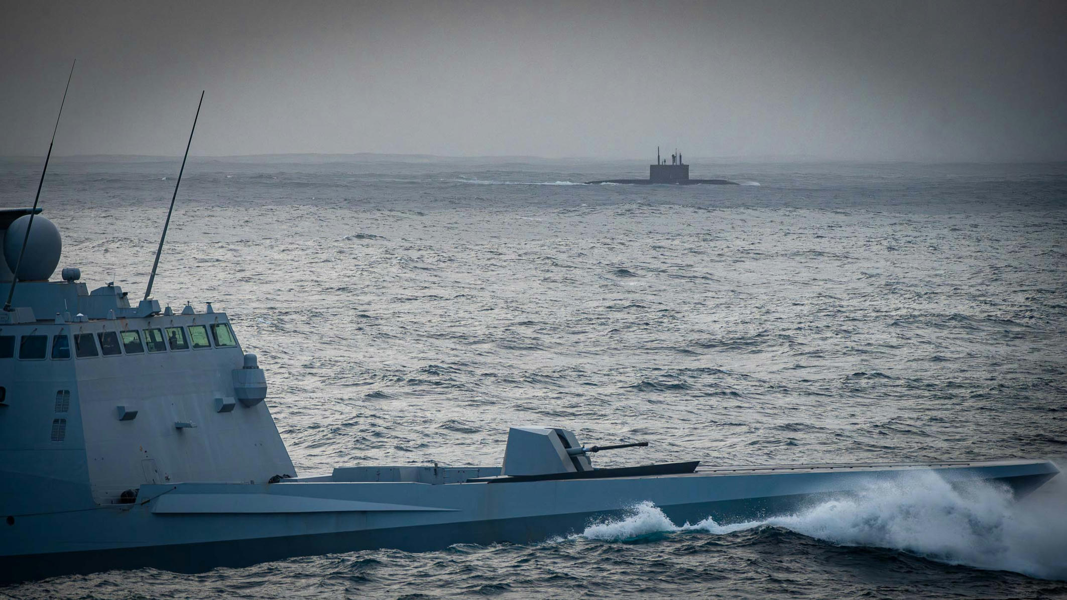 Deux frégates françaises suivent ...