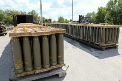 Une nouvelle commande US d'obus de 155 mm porte...