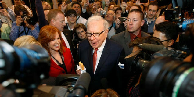 Warren Buffett's big 2024: selling Apple, hoard...