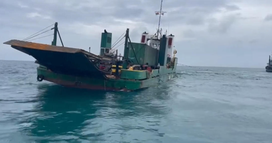 Watch: Grounded vessel is successfully refloate...