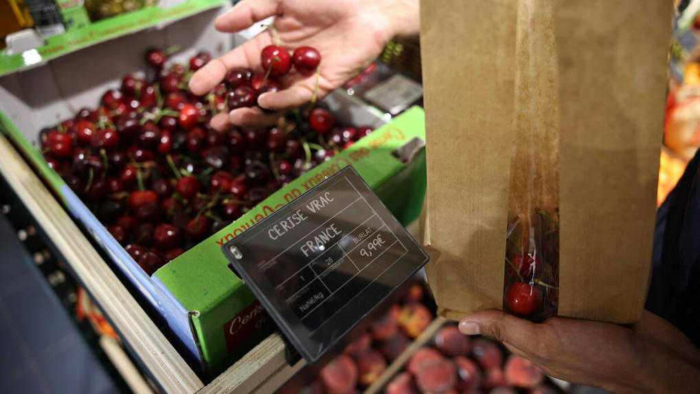 Emballages plastiques : cerises, salades o...