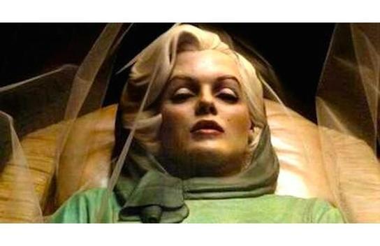 32 Photos Of Celebrity Open Casket Funerals Tha...