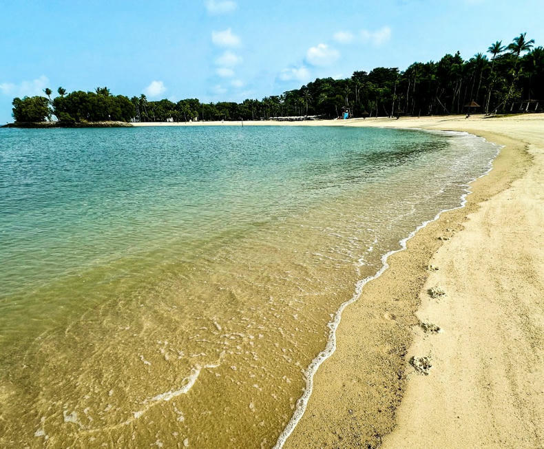 Singapore: Tanjong Beach Reopens After Oil Spil...