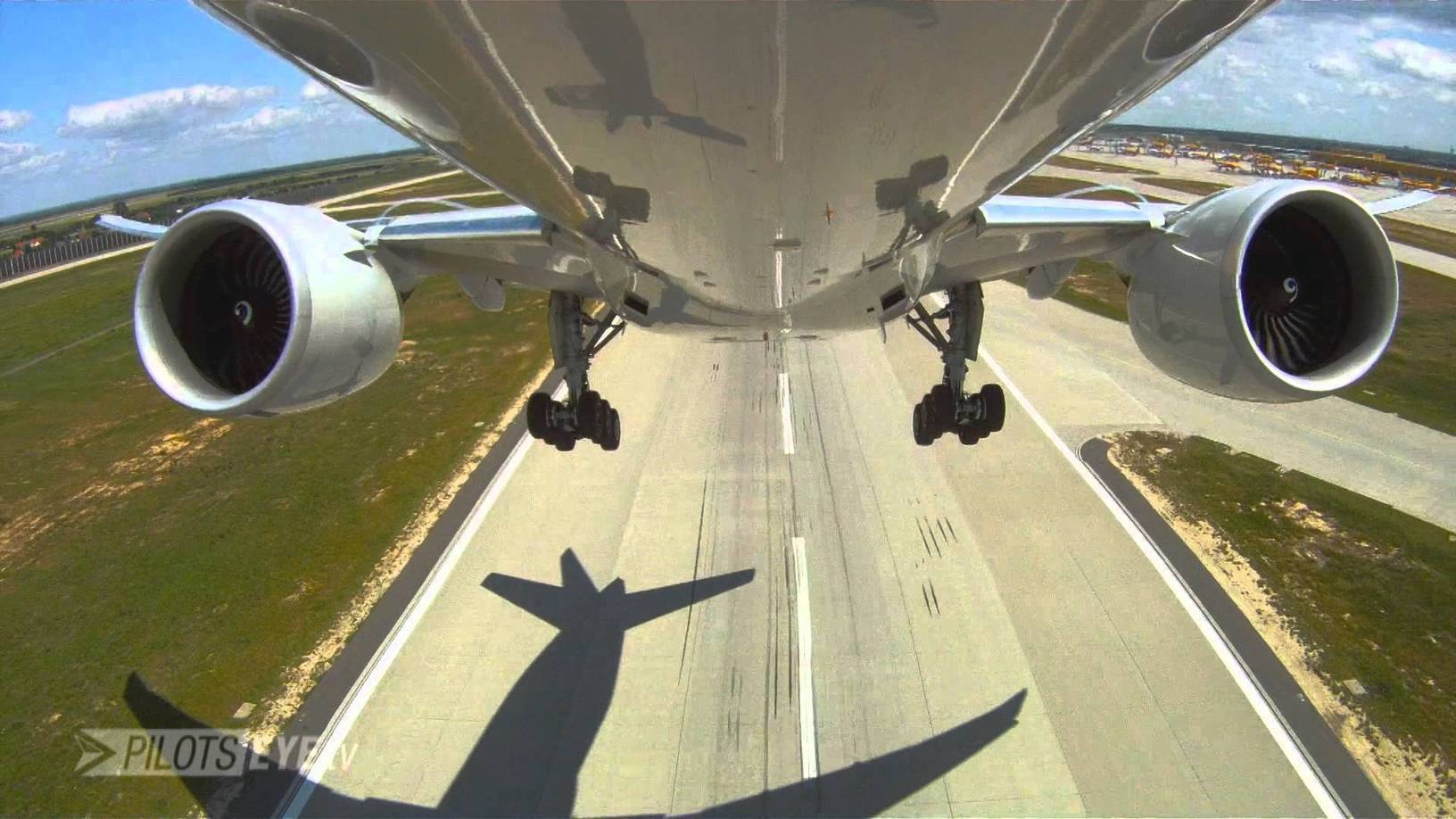 PilotsEYE.tv - HKG - HongKong - Boeing 777F - A...