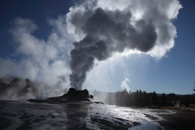 Magma reservoir under Yellowstone park much lar...