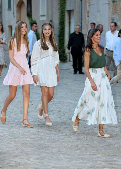 Espanjan prinsessat Leonor ja Sofia edustivat