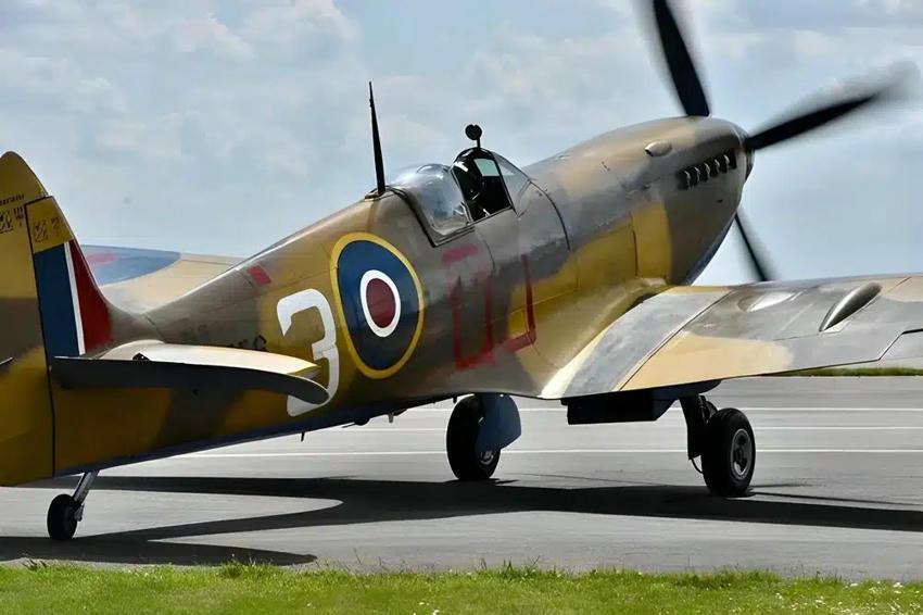 Le Battle of Britain Memorial Flight endeuill&e...