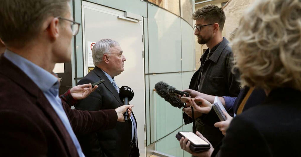 Här hettar det till mellan försvaret ...