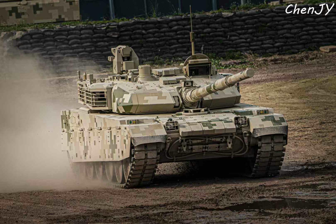 Chinese VT4 tank breaks down during dynamic dis...