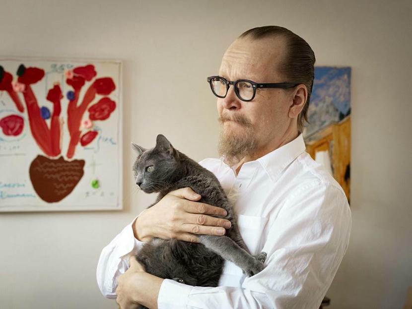 Näyttelijä Janne Reinikaisen kissalla...