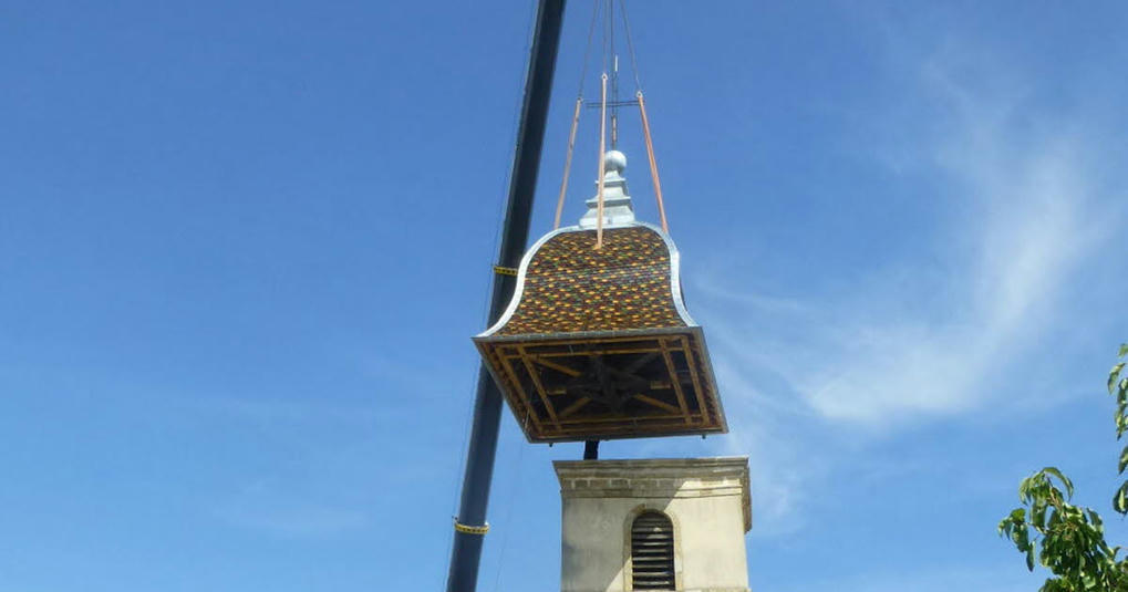 Mazerolles-le-Salin. Le clocher et ses 5 7...